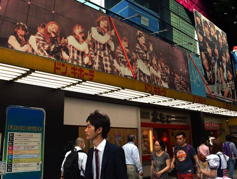 Miembros Del Grupo Japonés Akb48 Atacadas Con Una Sierra Por Un Admirador