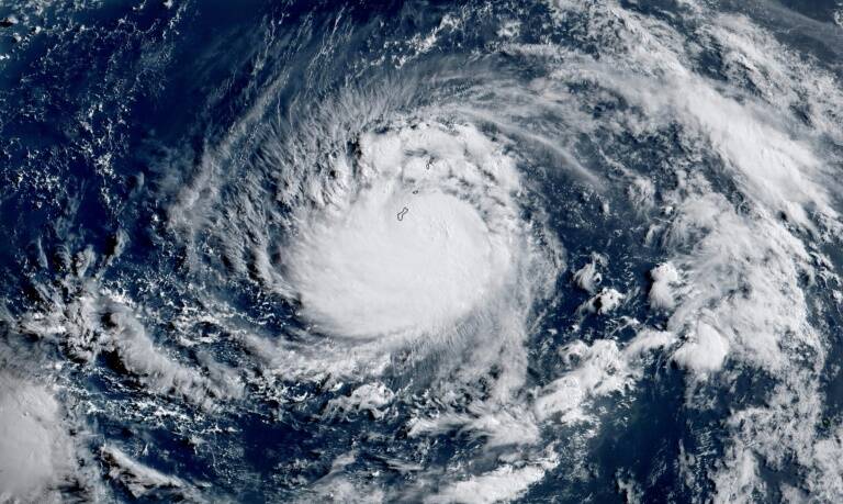 El potente tifón Mawar se aleja de Guam tras una noche de estragos